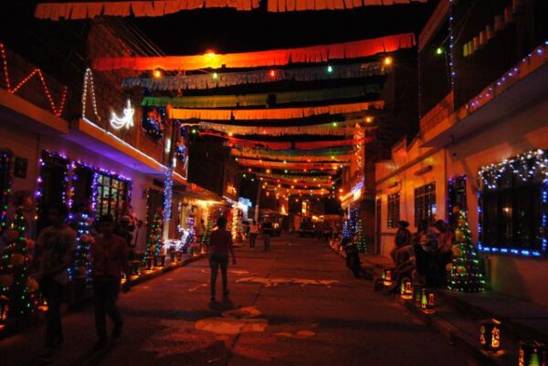 Calles iluminadas de pueblo en navidad | Todo Se Supo